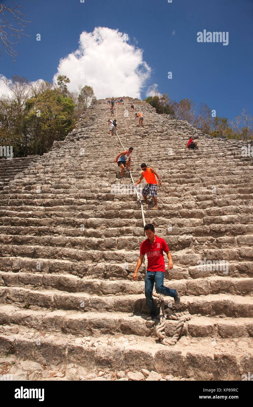 Tourists climbing mexican pyramid hi-res stock photography and images ...
