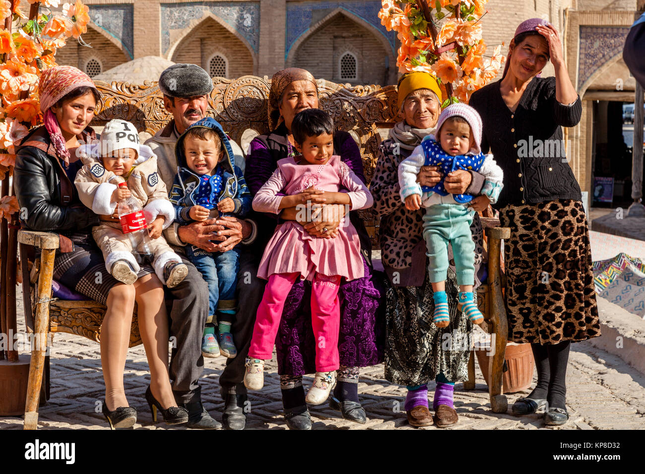 Uzbekistan family costume hi-res stock photography and images - Alamy