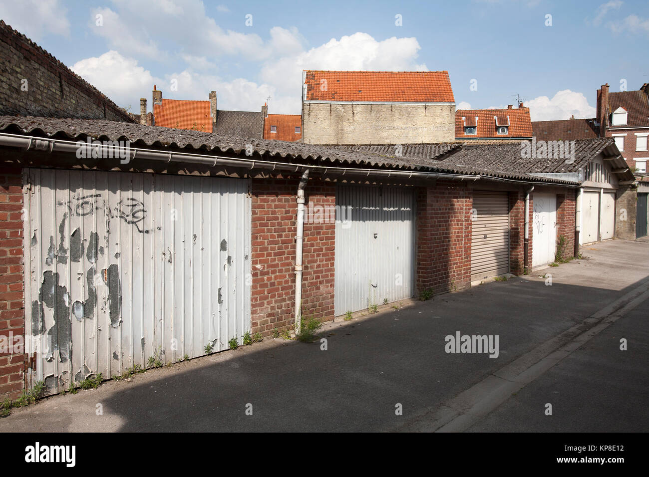 Backstreet garage hi-res stock photography and images - Alamy