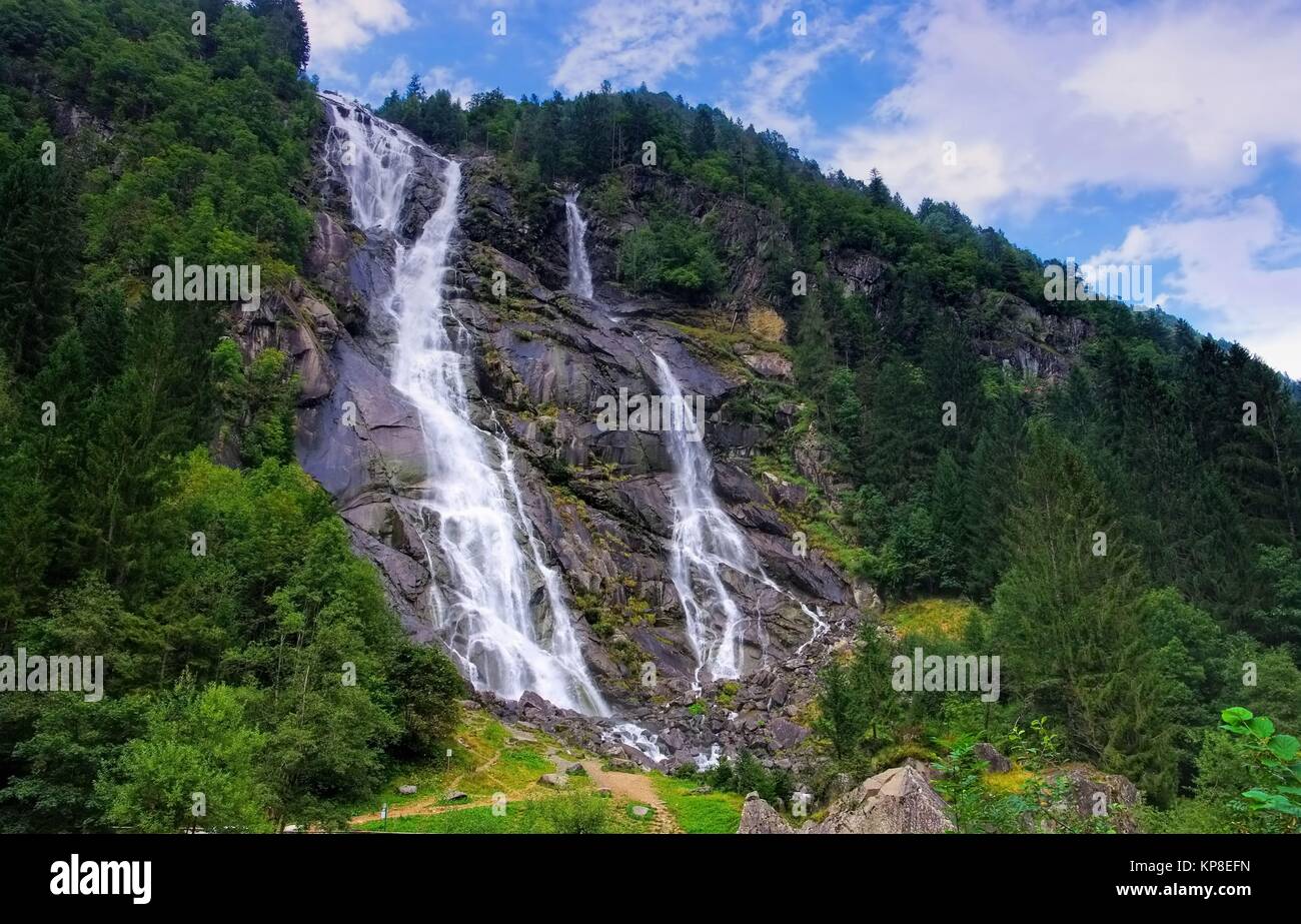 Nardis Wasserfall in den Dolomiten, Alpen - Nardis Waterfall in ...