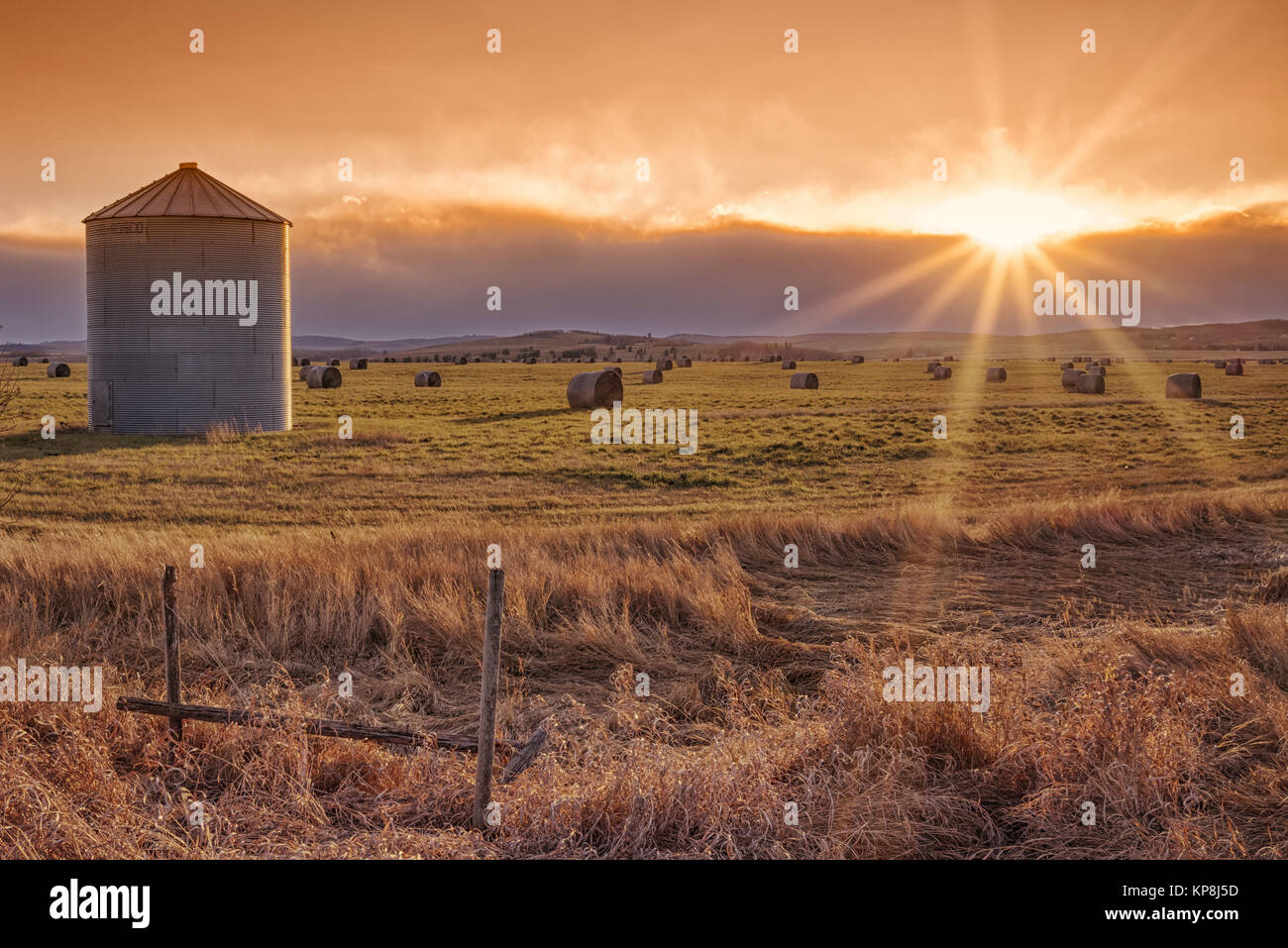 Sun Burst Prairie Sunset Stock Photo - Alamy