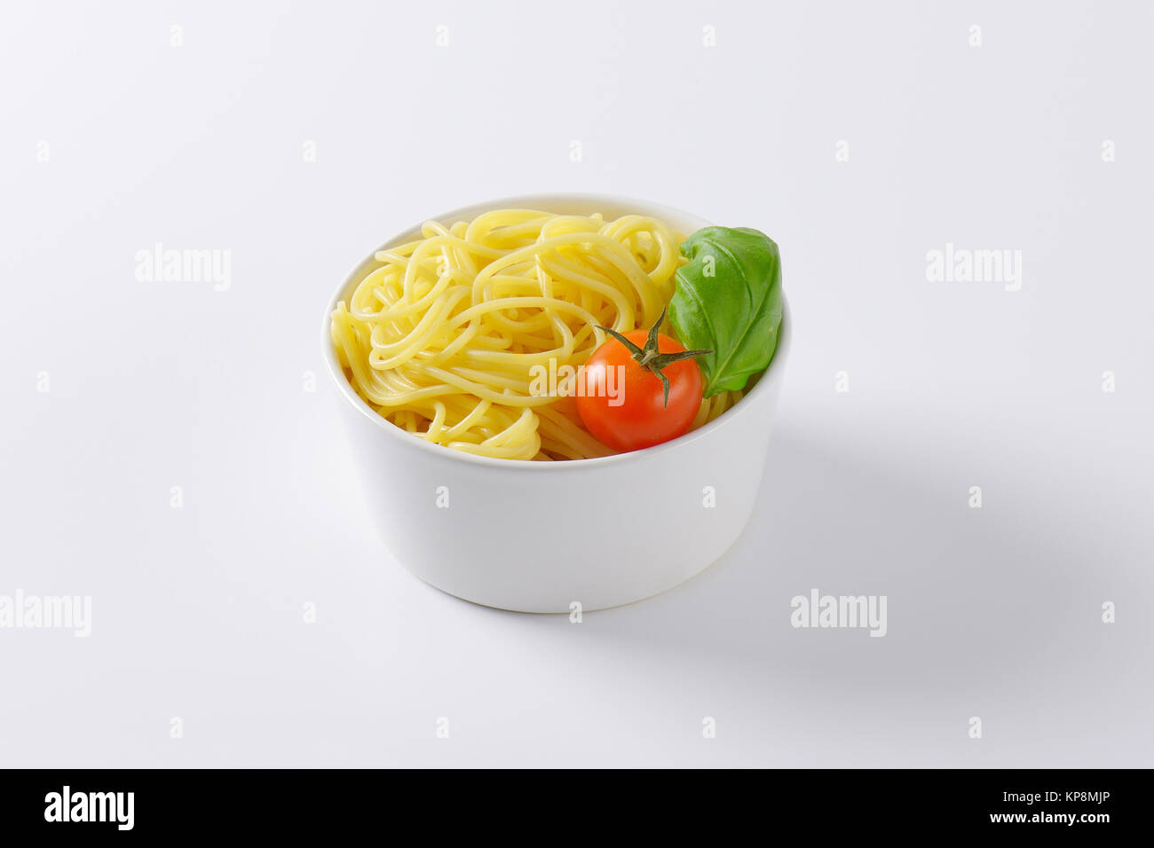 cooked spaghetti in bowl Stock Photo - Alamy