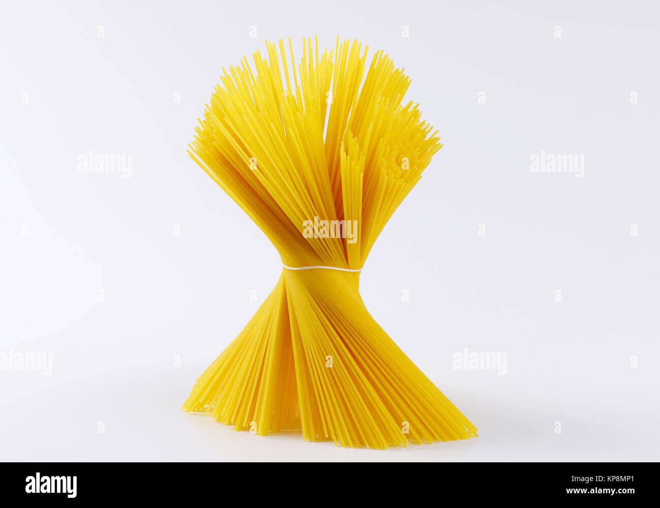 bundle of uncooked spaghetti Stock Photo - Alamy