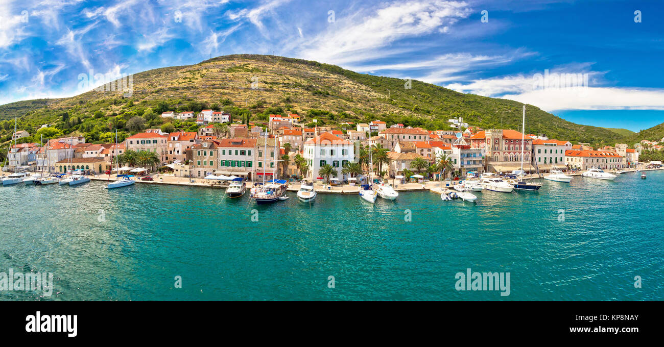 Seafront view vis island hi-res stock photography and images - Alamy