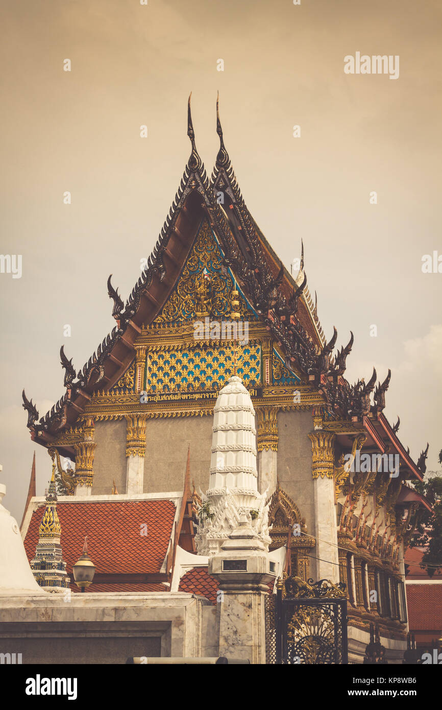Wat Intharawihan buddhist temple in Bangkok holds the tallest standing ...