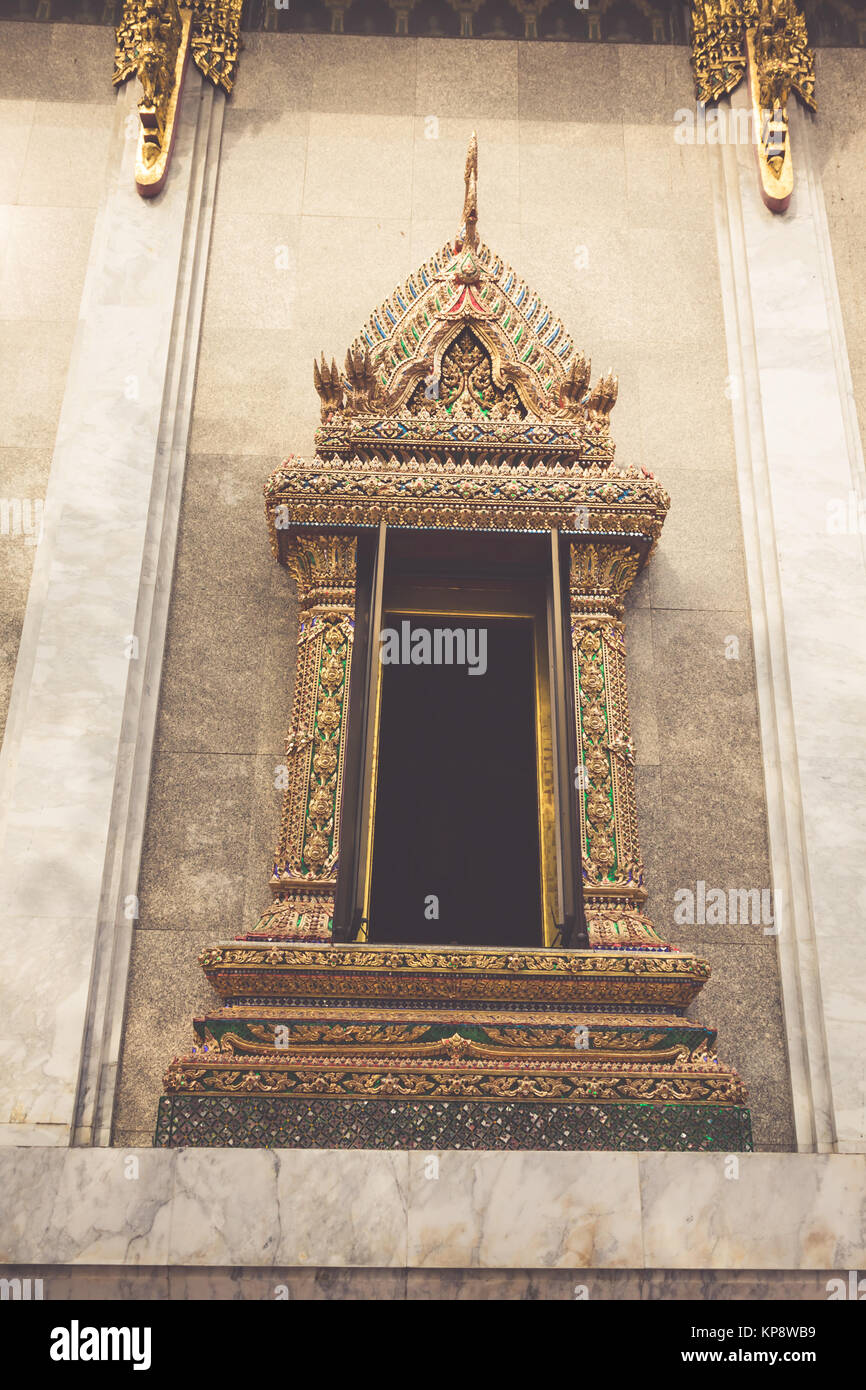 Wat Intharawihan buddhist temple in Bangkok holds the tallest standing ...