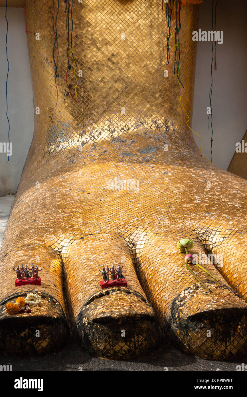 Temple Wat Intharawihan in front of big standing buddha foot Stock ...