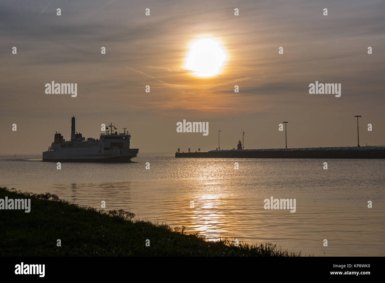 borkum ferry in the evening light on the western breakwater Stock Photo ...