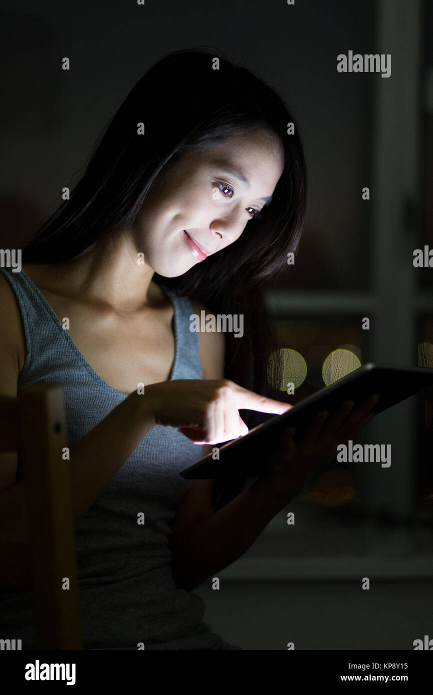 Woman use of the tablet pc at night Stock Photo - Alamy