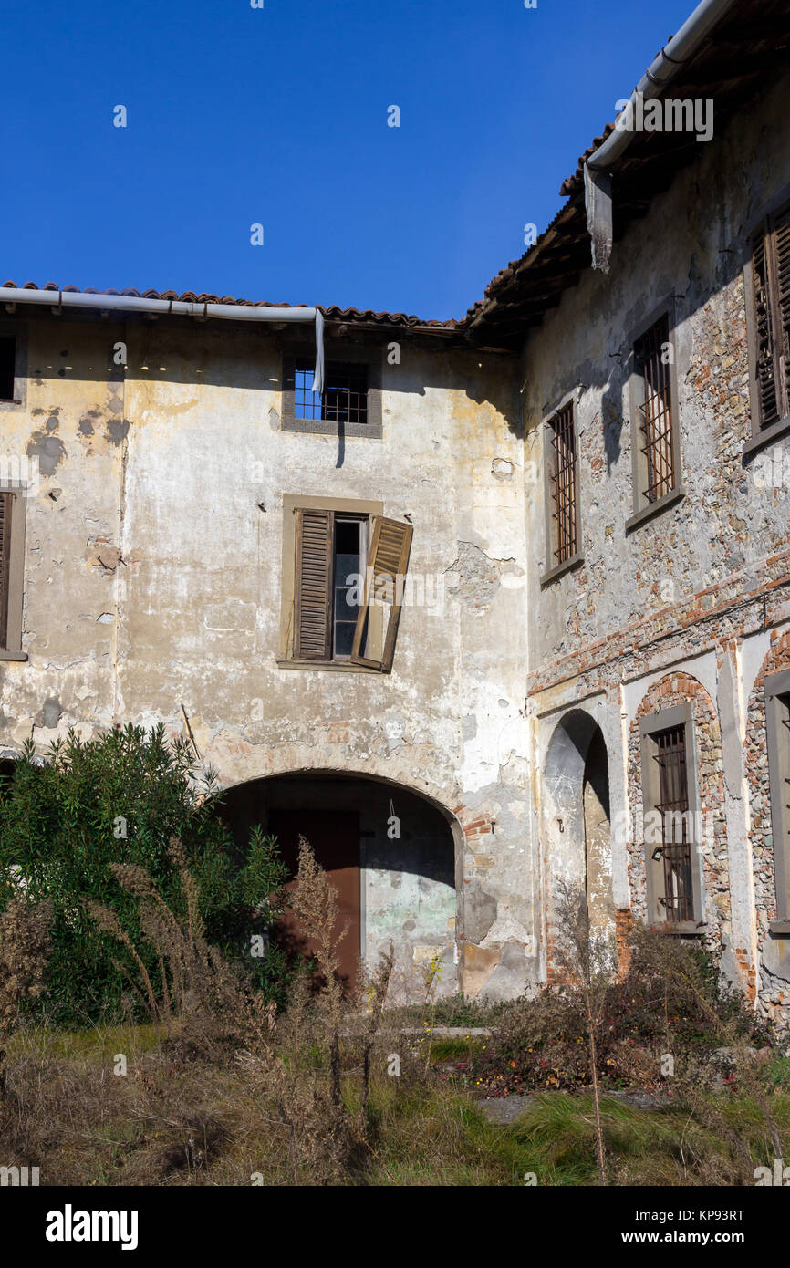 Old house in ruins Stock Photo - Alamy