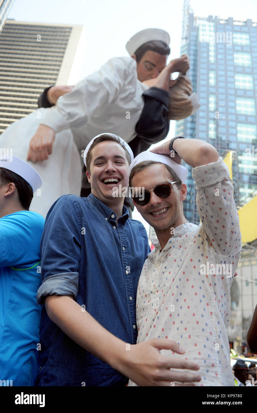 World war kiss 1945 hi-res stock photography and images - Alamy