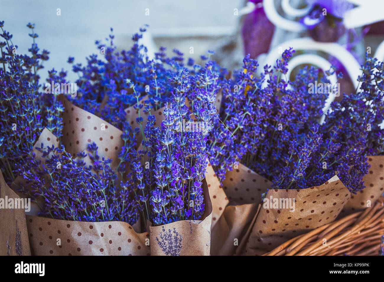 Hanging lavender bunches hi-res stock photography and images - Alamy
