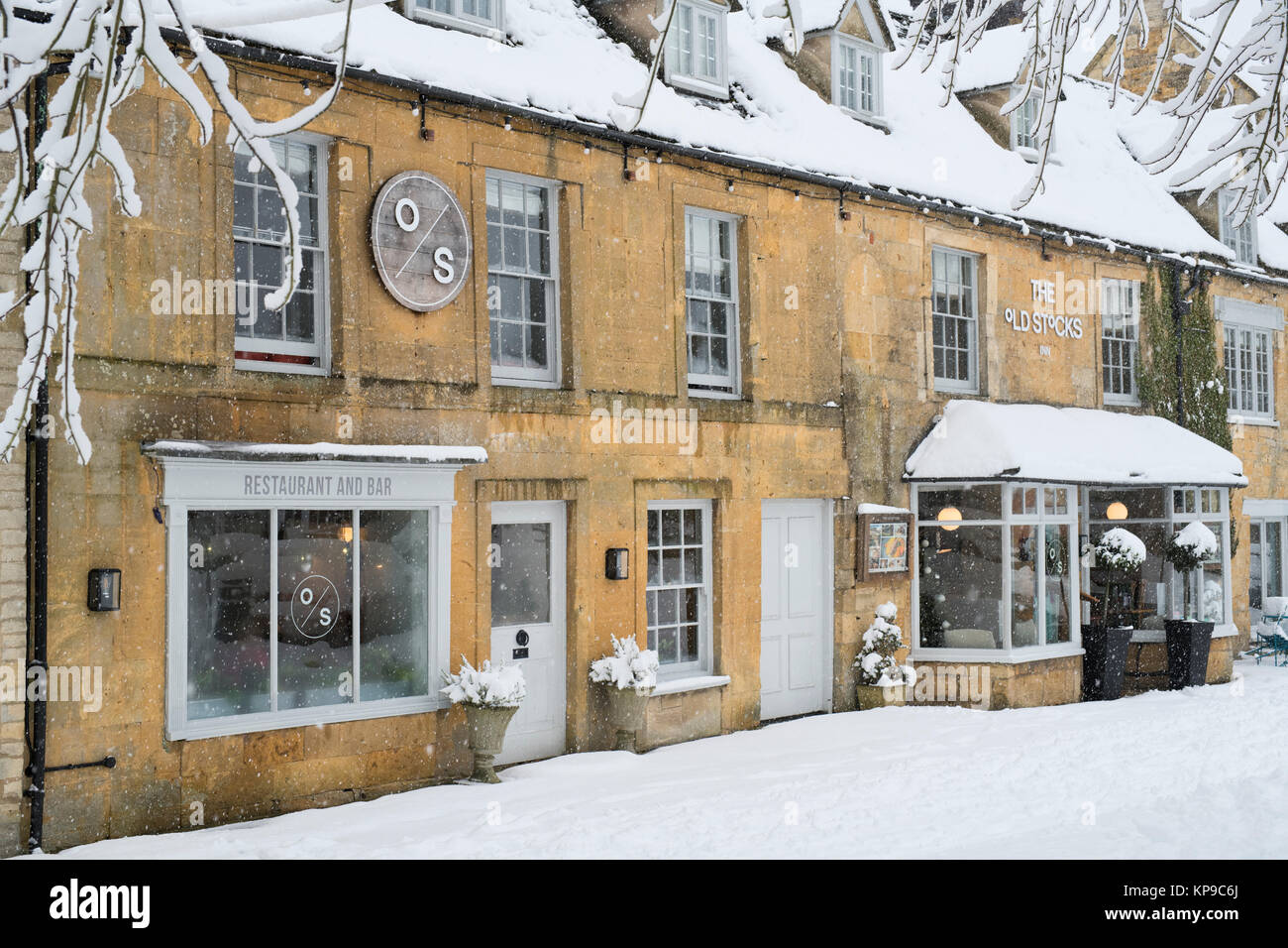 Old time pubs hi-res stock photography and images - Alamy