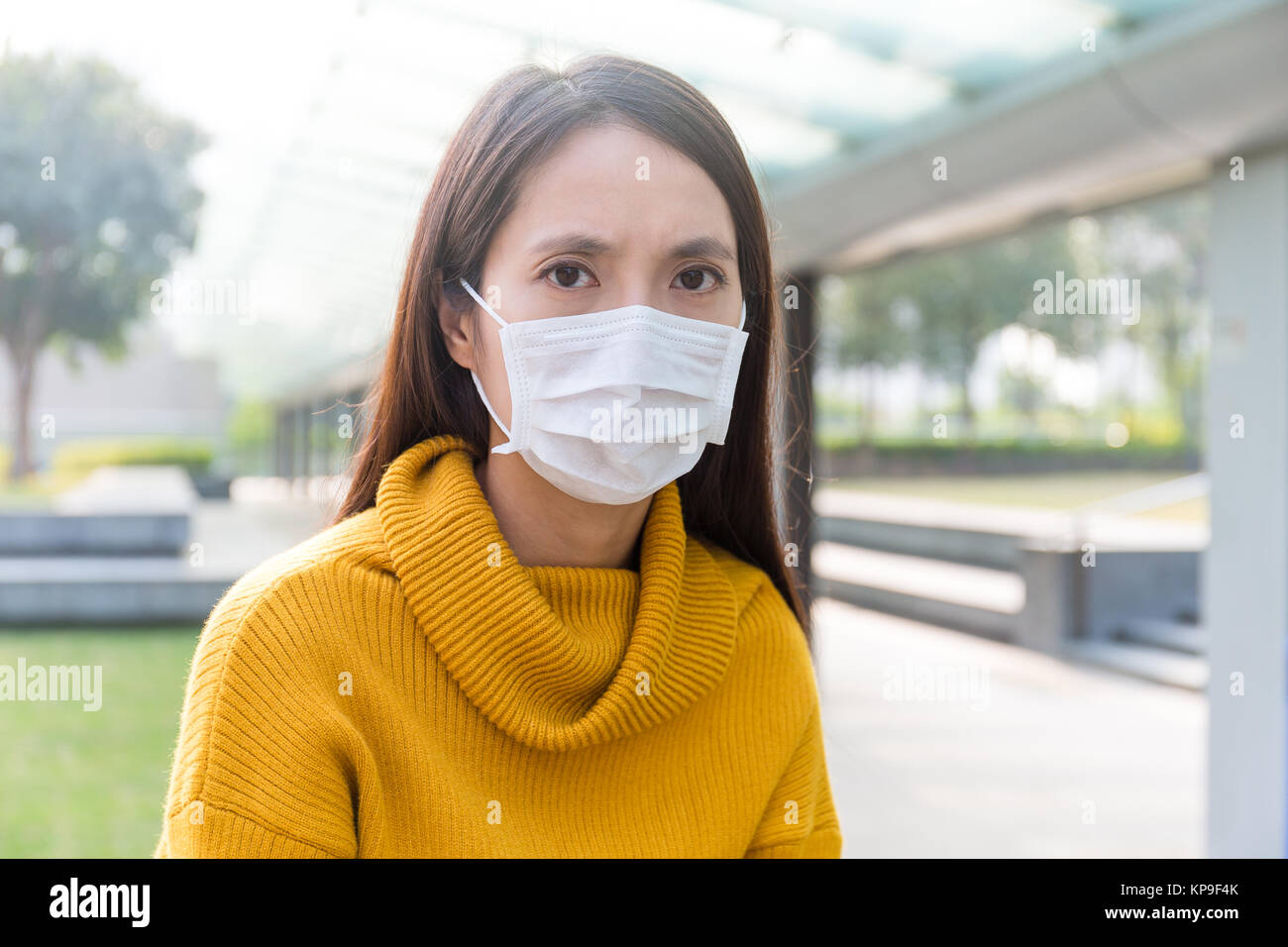 Asian Woman wearing face mask for protect from air pollution Stock ...