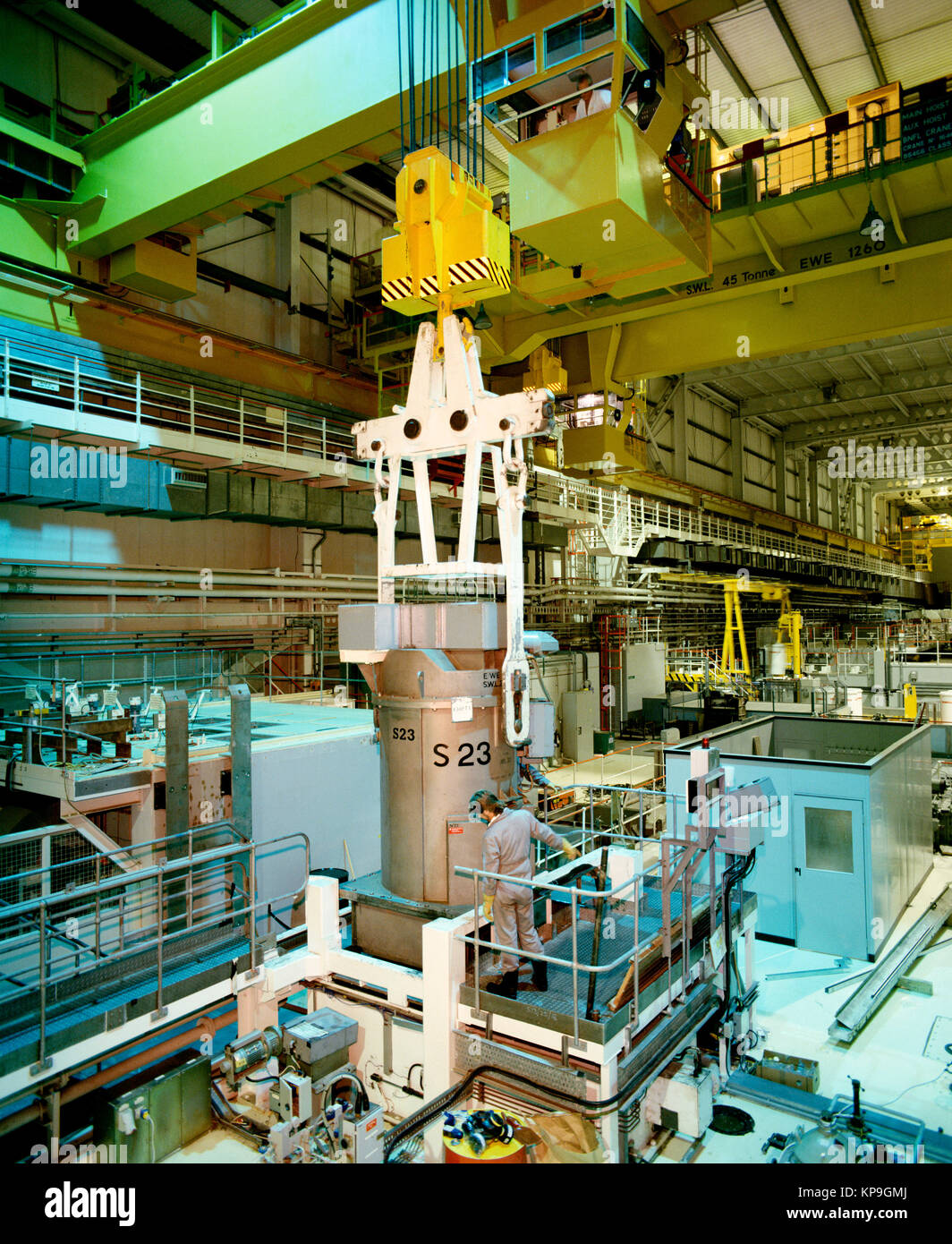 Moving a container of radio-active waste in the Thermal Oxide ...