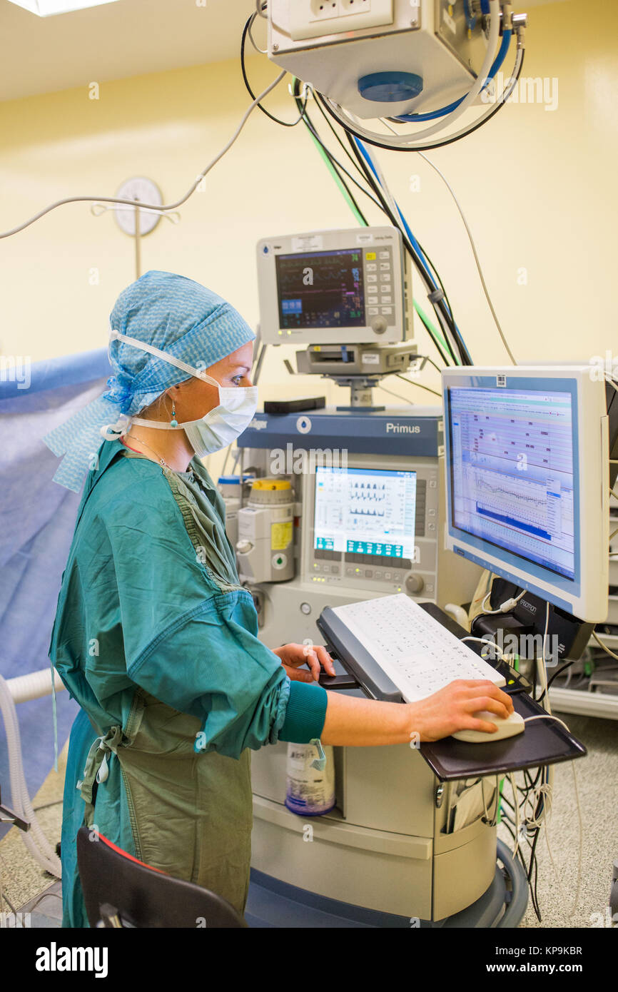 Anesthesiologist during surgery hi-res stock photography and images - Alamy