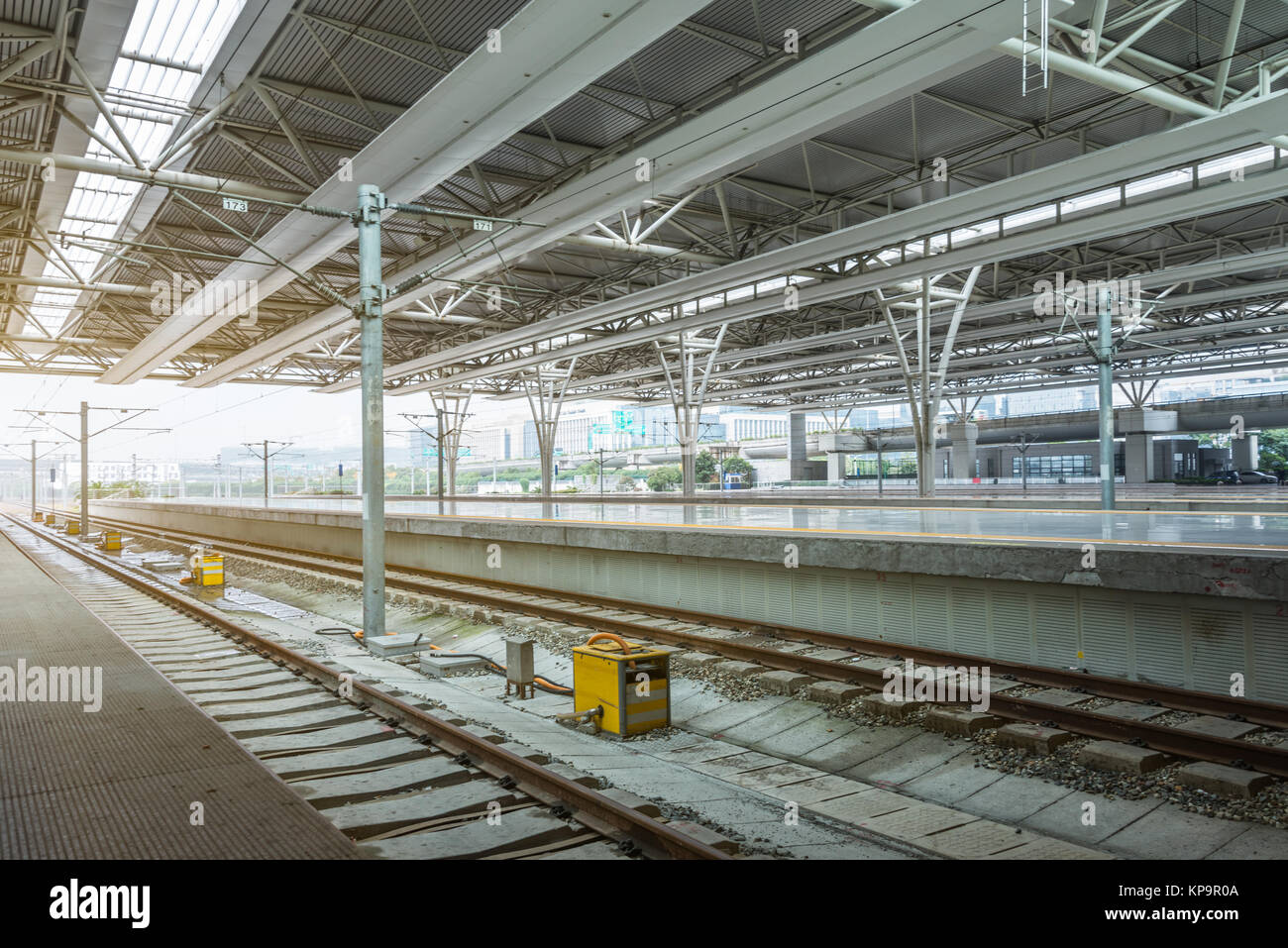 Empty railroad platform hi-res stock photography and images - Alamy