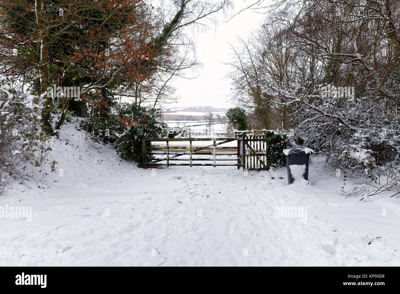 Snow covered wooden gate hi-res stock photography and images - Alamy