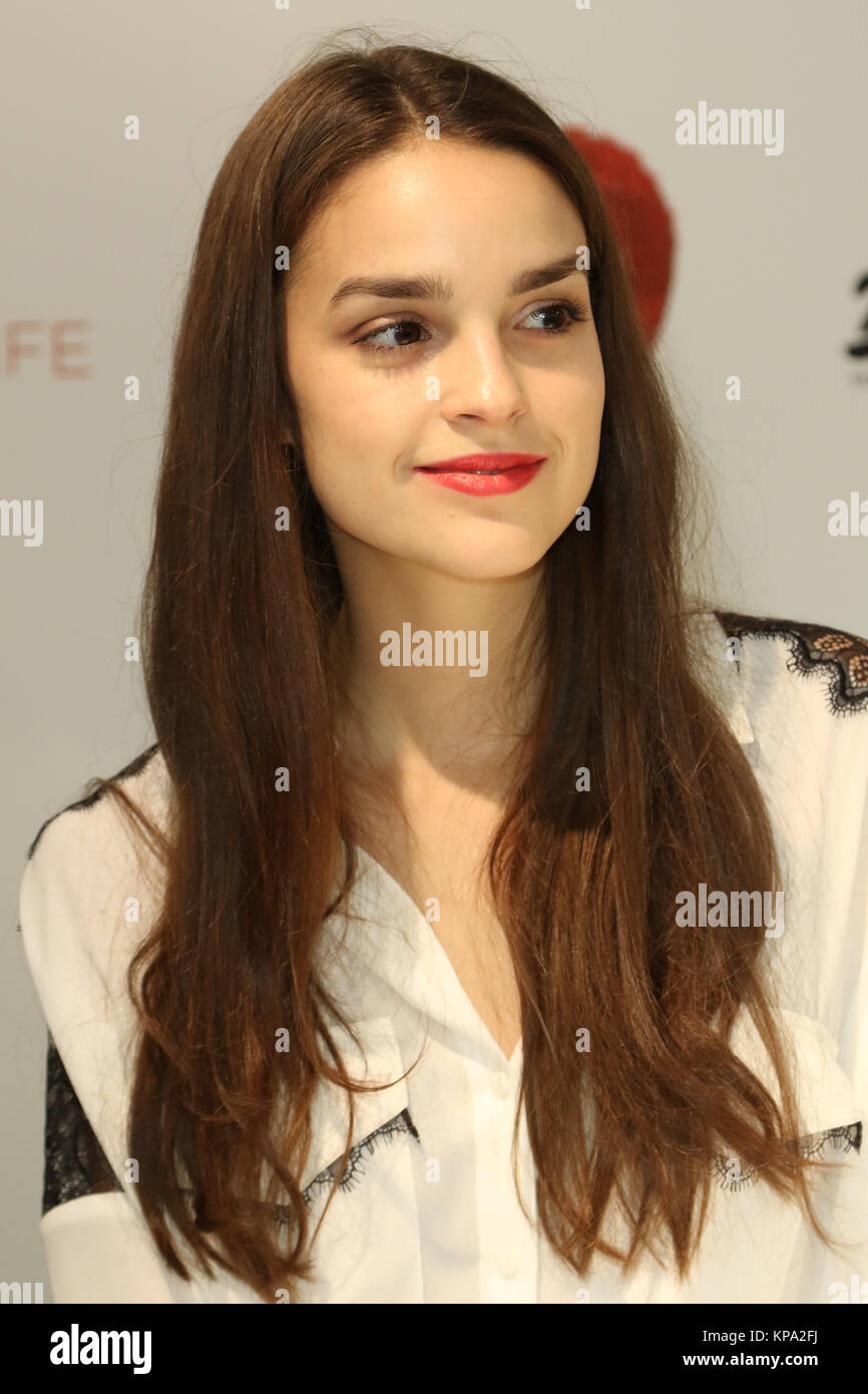 Hamburg, Germany, 08th DEC, 2017. Luise Befort attending the "Schenken ...
