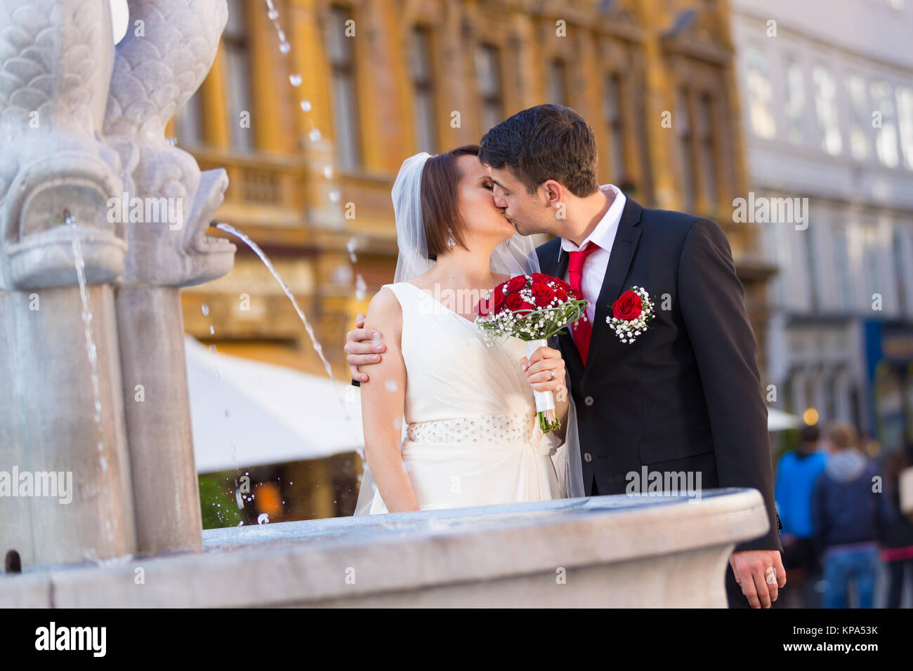 Beautiful wedding couple by fountain Stock Photo - Alamy