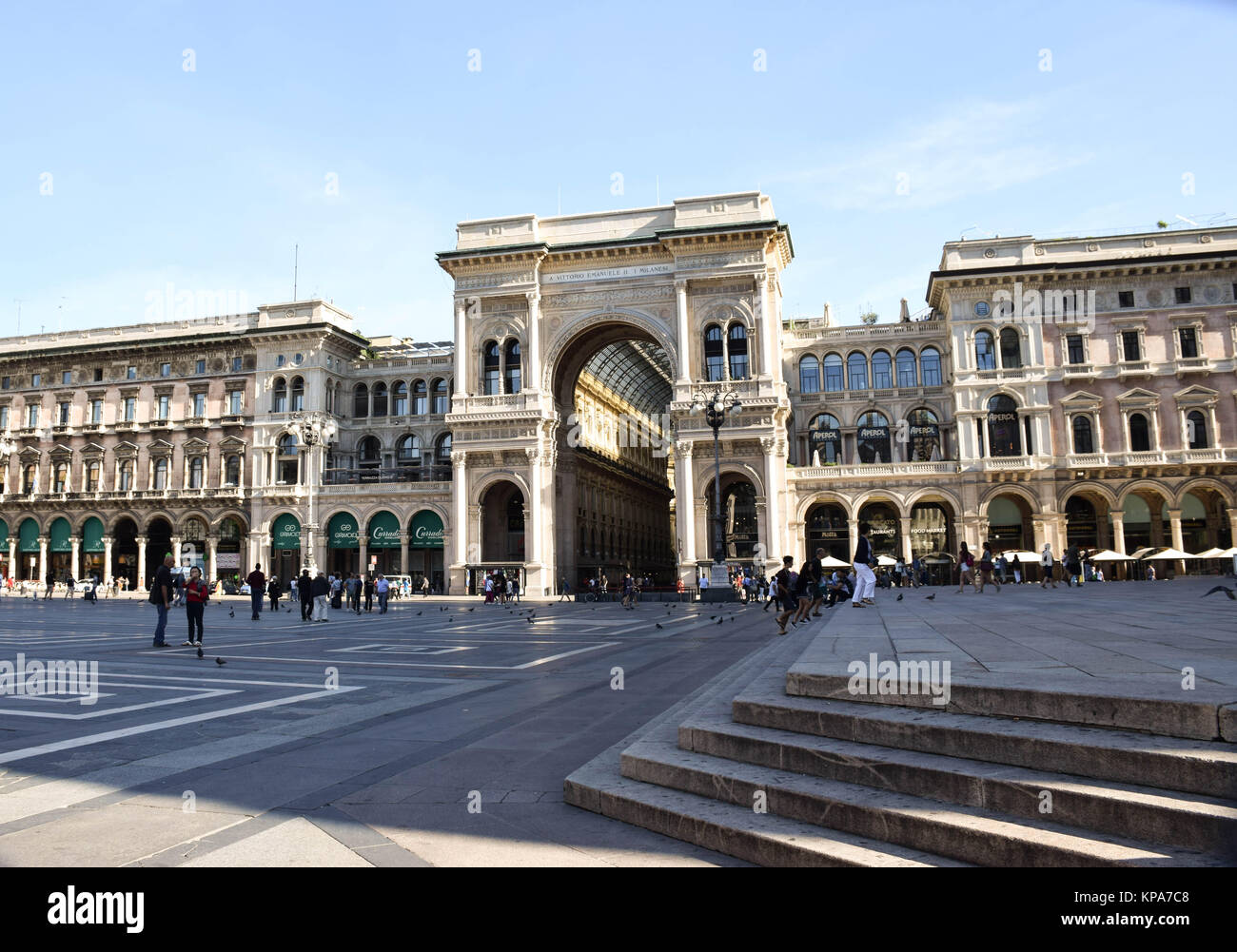 Milan shopping luxury hi-res stock photography and images - Alamy