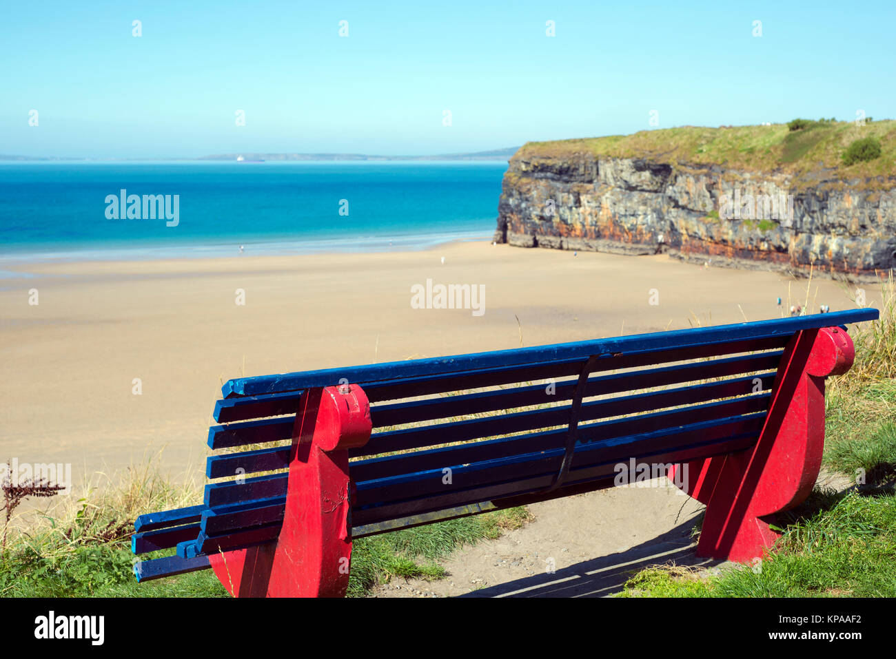 cliff walk bench overlooking the beach Stock Photo - Alamy
