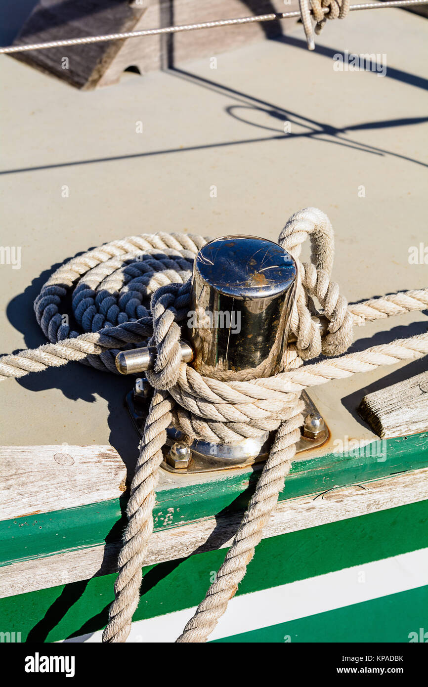 Oarlock and rope on a sailboat Stock Photo - Alamy