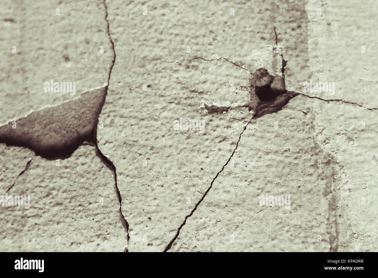 Big crack in messy outdoor concrete wall Stock Photo - Alamy