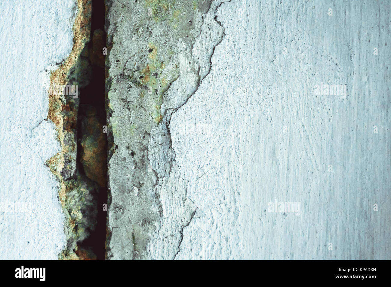 Big crack in messy outdoor concrete wall Stock Photo - Alamy