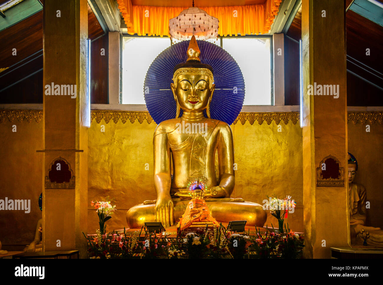 Golden monument hi-res stock photography and images - Alamy