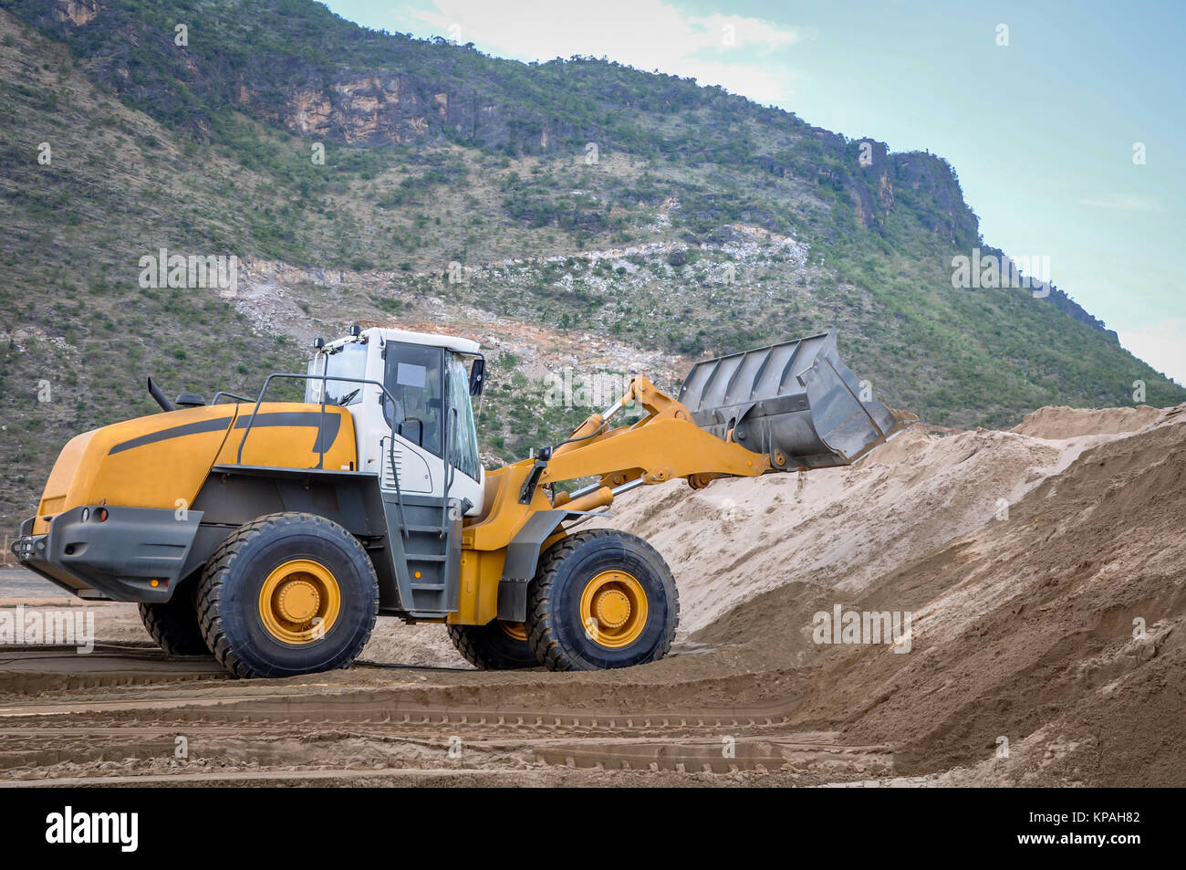 landscape photo of wheel loader in construction site Stock Photo - Alamy