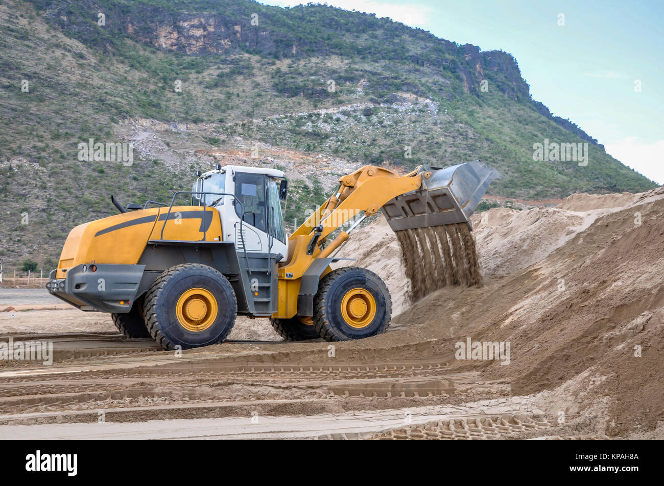 landscape photo of wheel loader in construction site Stock Photo - Alamy