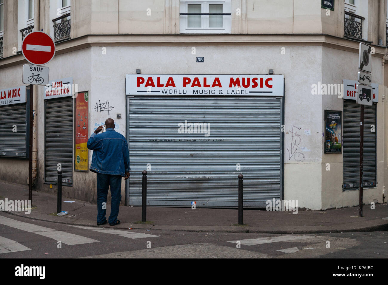 African artists hi-res stock photography and images - Alamy