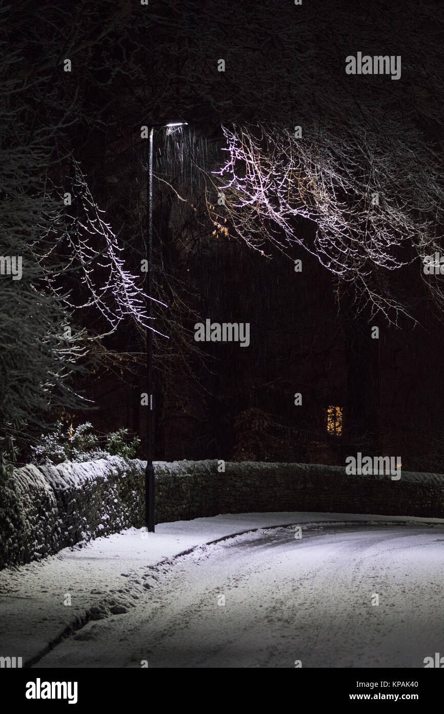 Sheffield, UK. 13th Dec, 2017. UK weather. Heavy snowfall in Sheffield ...