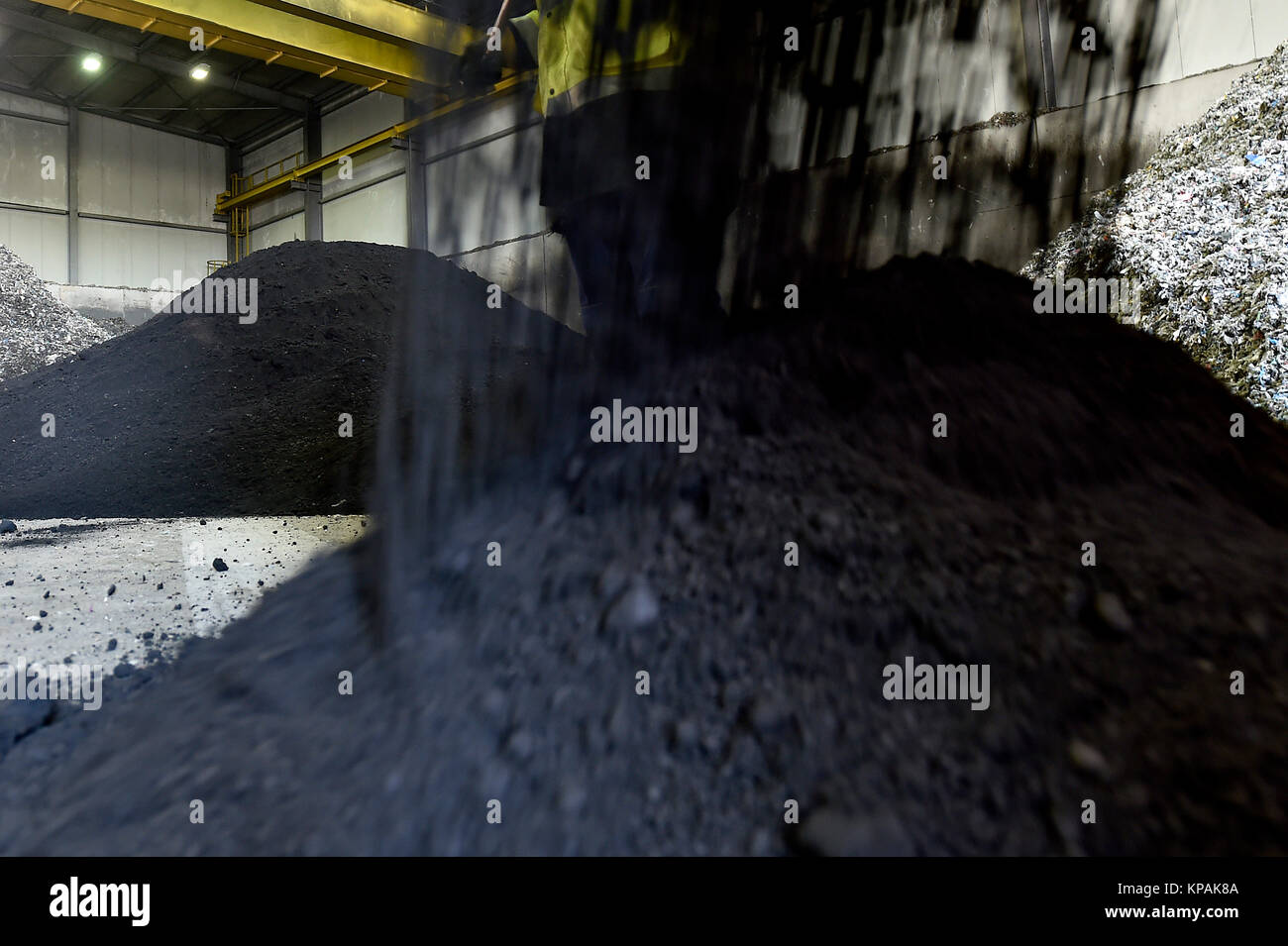Cizkovice, Czech Republic. 13th Dec, 2017. Unloading of a very last ...