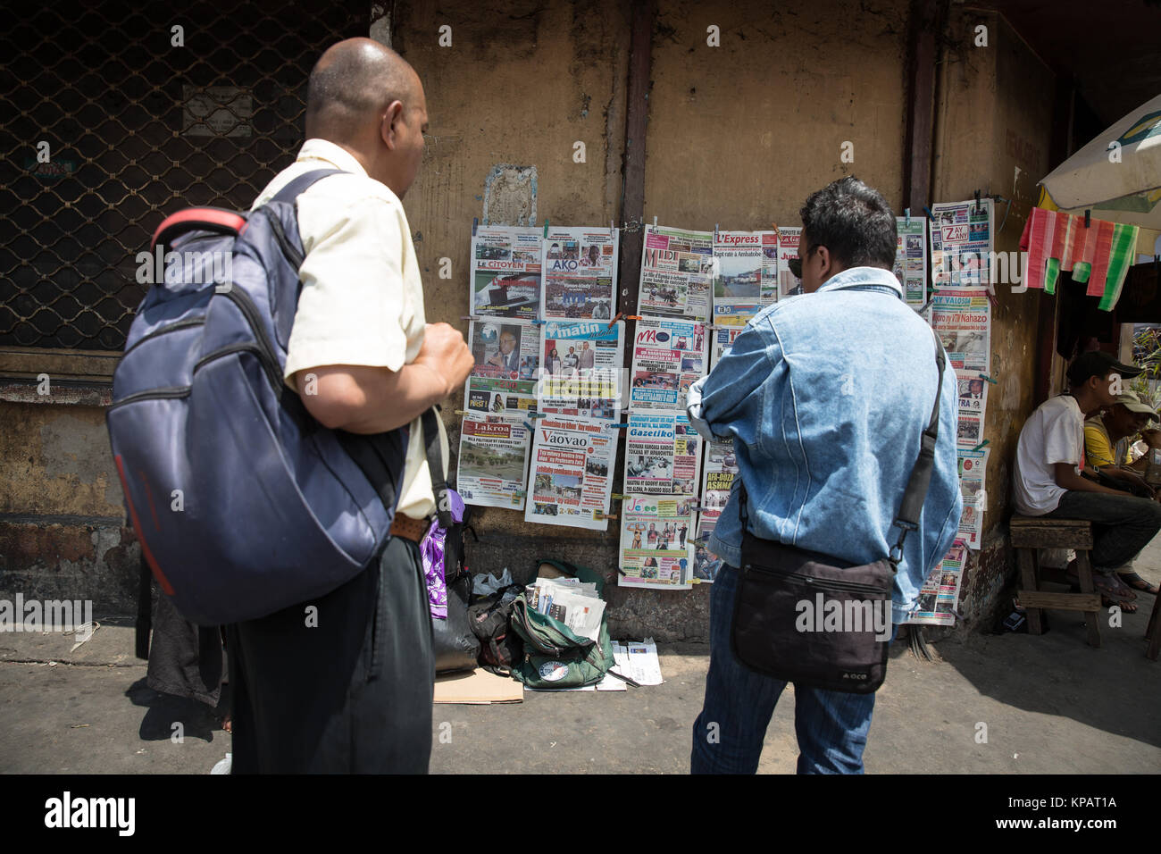 Antananarivo, Madagascar. 12th Nov, 2017. Madagascans read newspaper ...