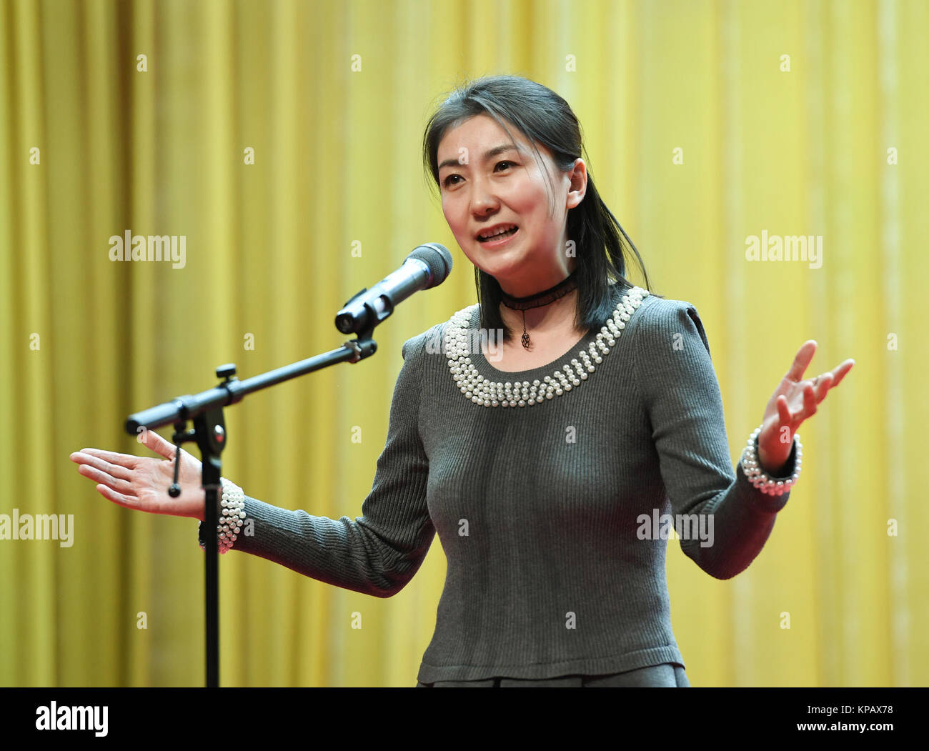 Telling journalists hi-res stock photography and images - Alamy