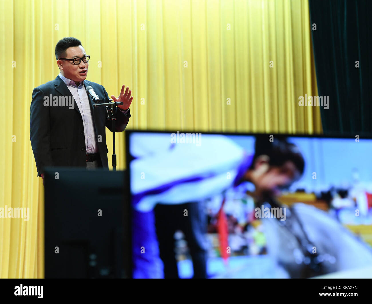 Telling journalists hi-res stock photography and images - Alamy