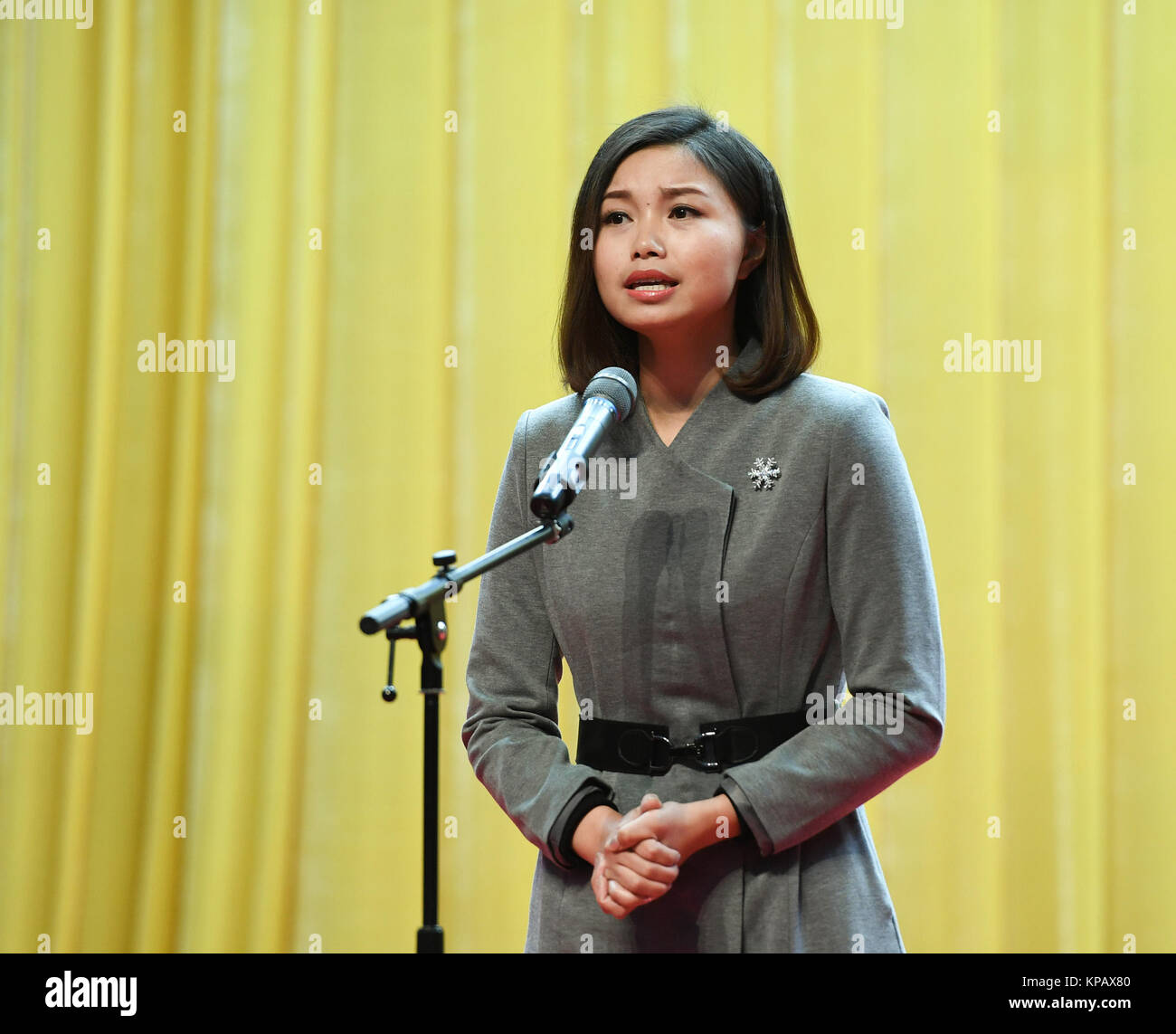 Telling journalists hi-res stock photography and images - Alamy