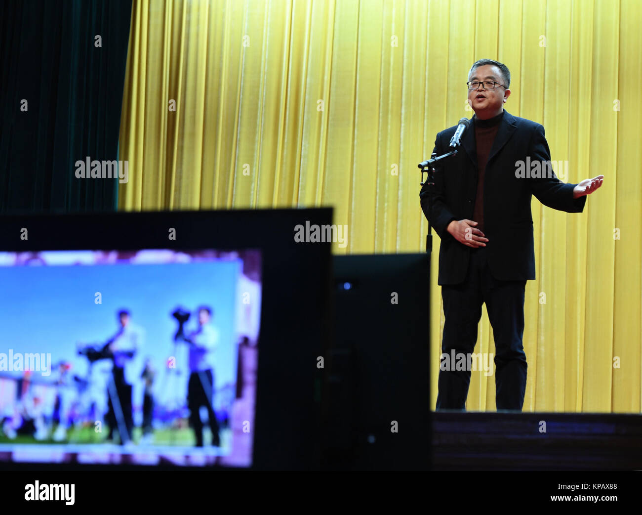 Telling journalists hi-res stock photography and images - Alamy