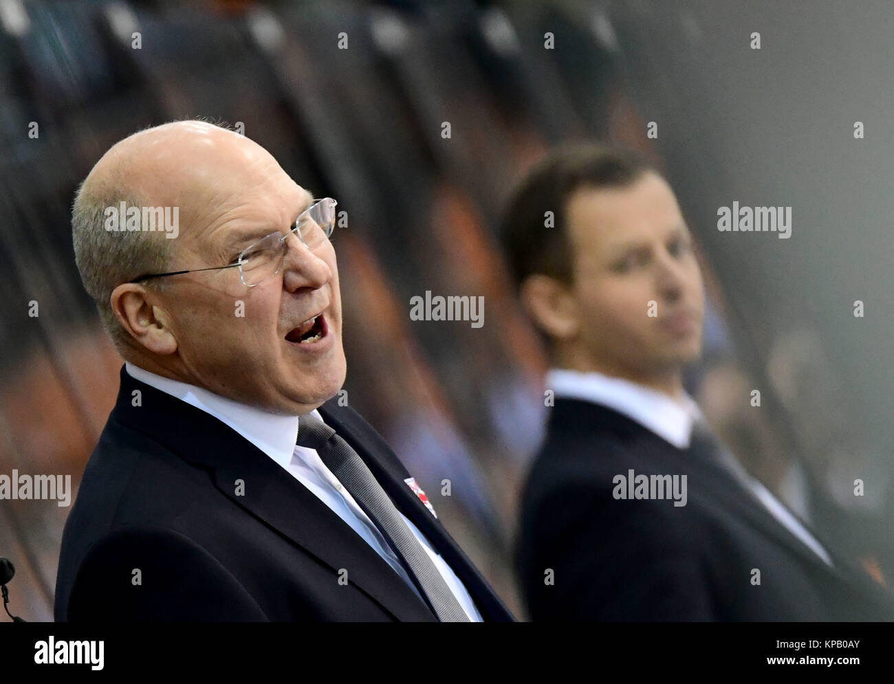 Wolfsburg, Germany. 14th Dec, 2017. Munich coach Don Jackson watches ...