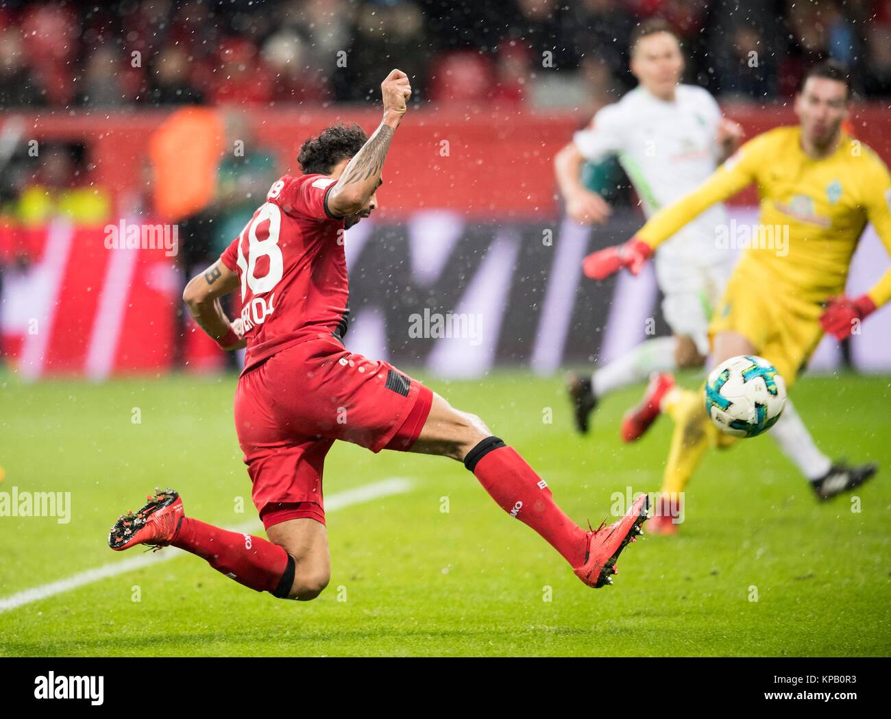 goalchance Karim BELLARABI (LEV), im Hintergrund goalwart Jiri PAVLENKA ...