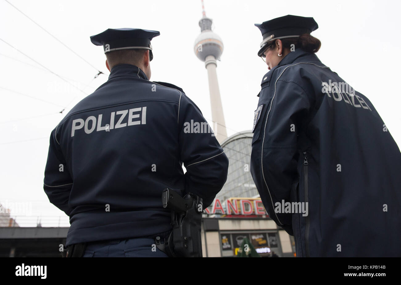 Berlin, Germany. 15th Dec, 2017. A police patrol with the TV tower and ...