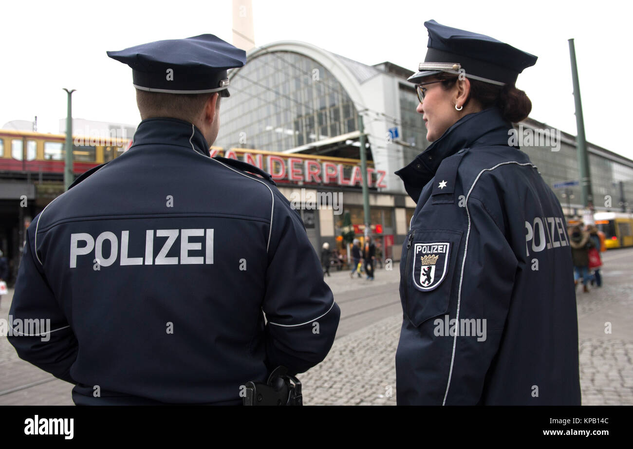 Berlin, Germany. 15th Dec, 2017. A police patrol near the station at ...