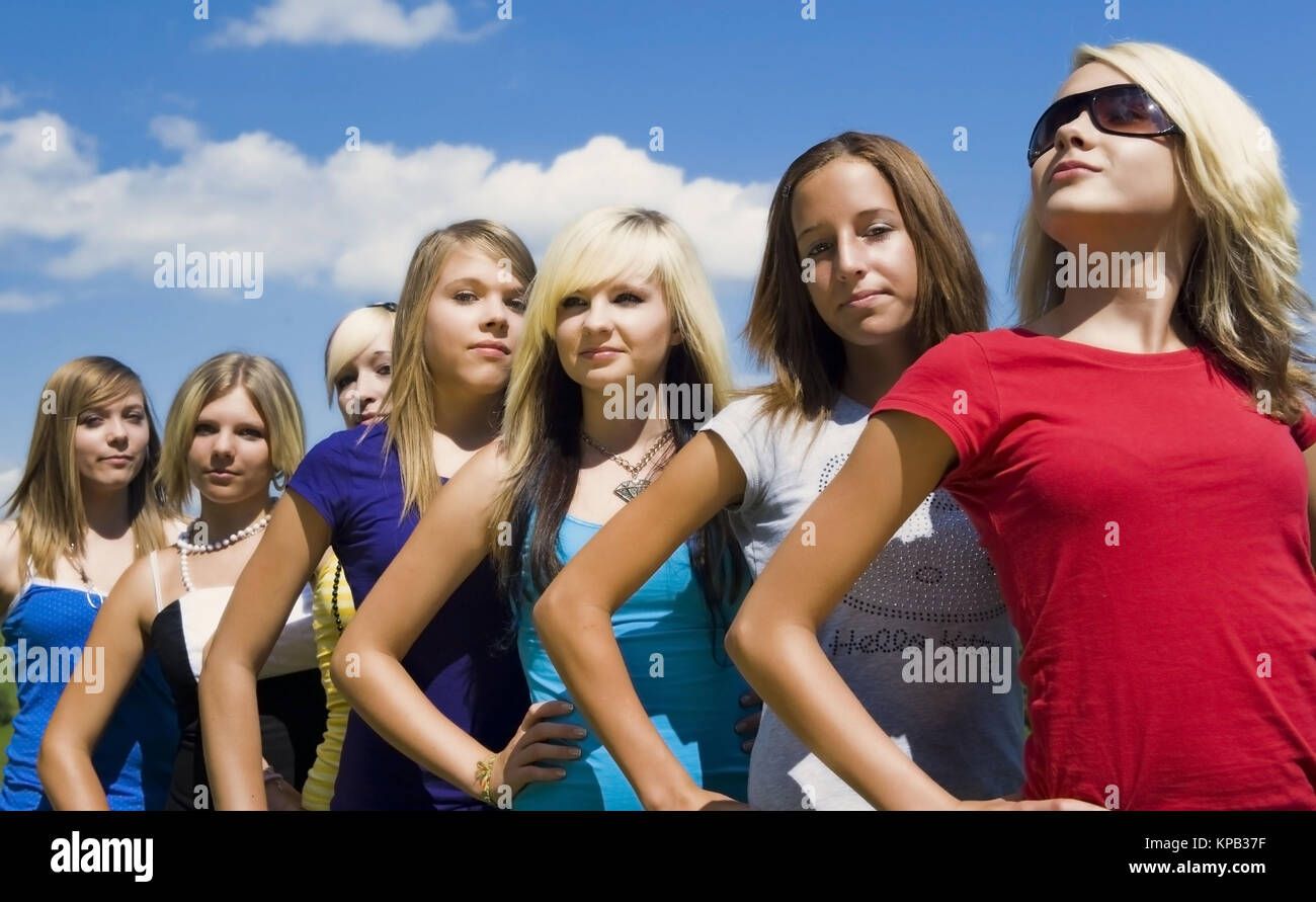 Clique girls hi-res stock photography and images - Alamy