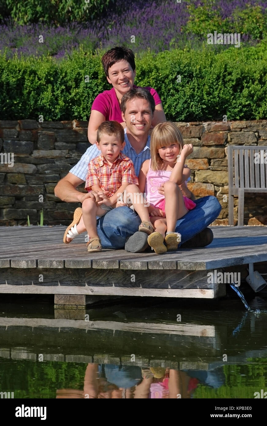 Model release, Familienfoto, Eltern mit zwei Kindern - family portrait ...