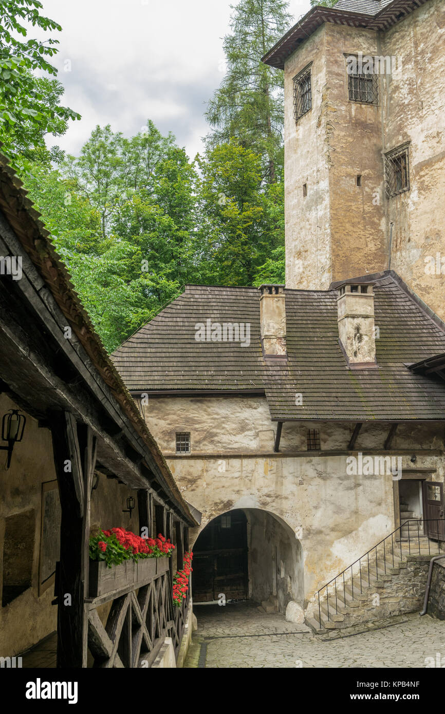 Entrance gate courtyard castle hi-res stock photography and images - Alamy