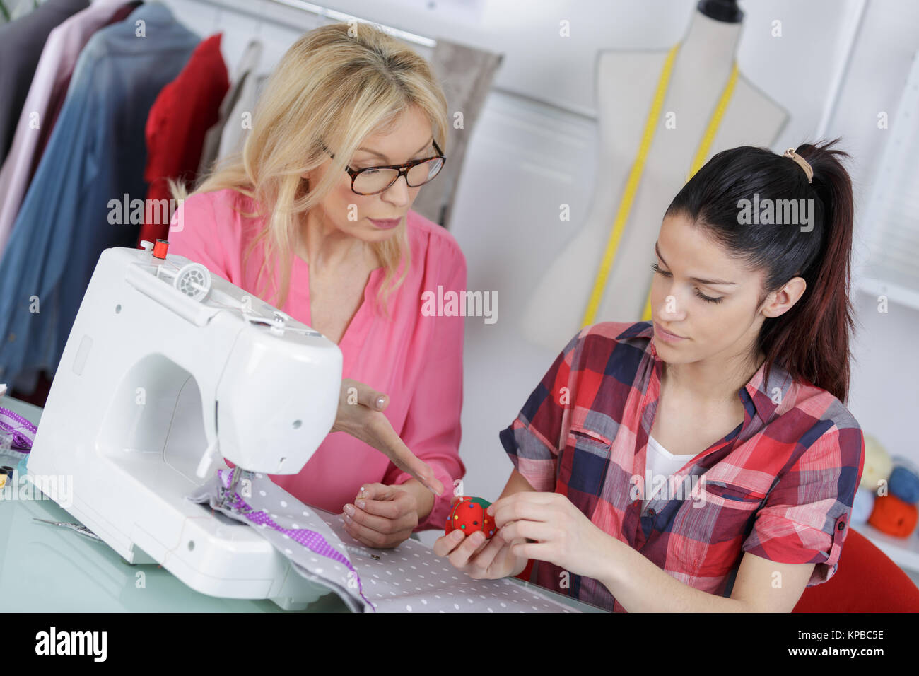 woman learning to use a sewing machine Stock Photo - Alamy