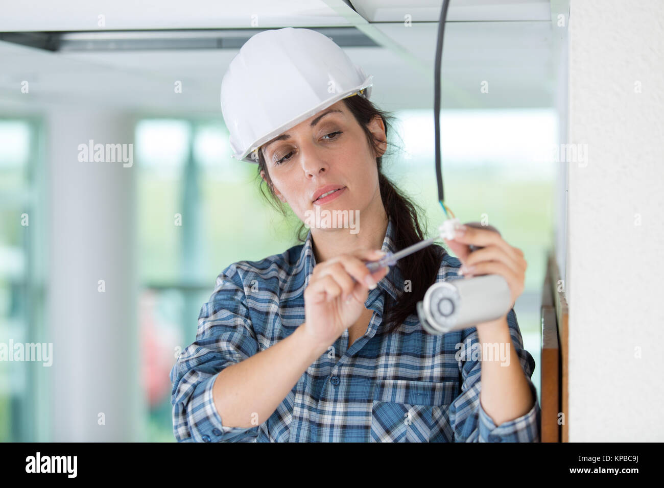 Female security guard cctv hi-res stock photography and images - Alamy