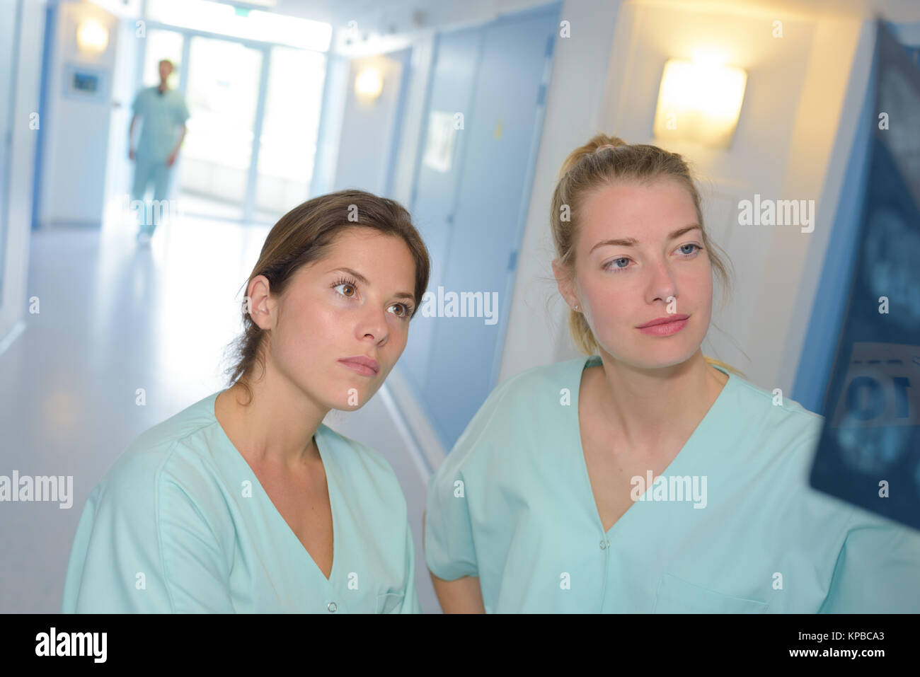Nurses analysing xrays Stock Photo - Alamy